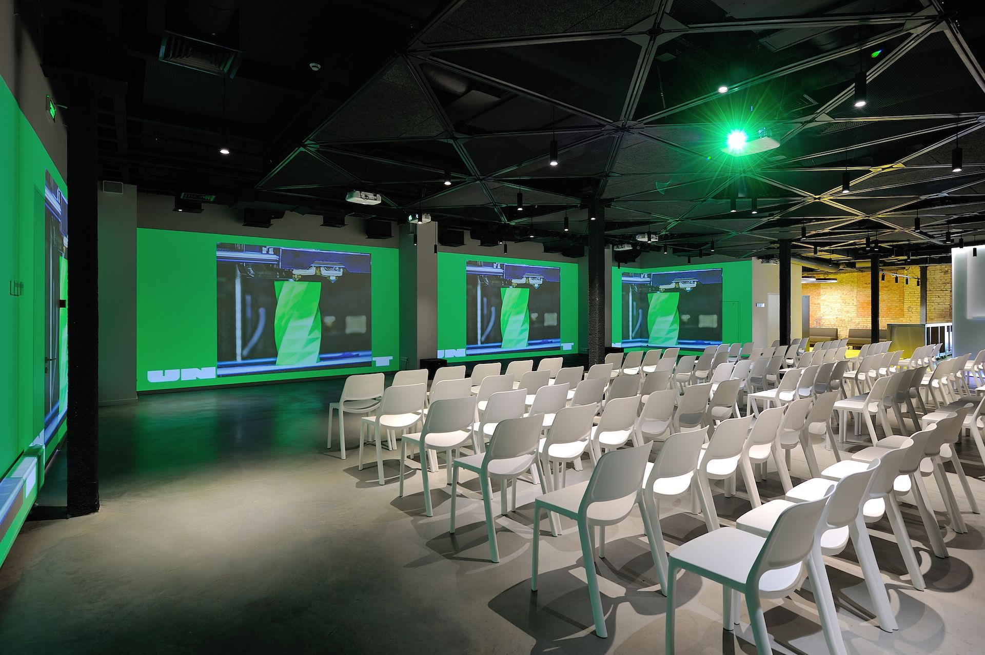 Multi-screen control at UNIT.Core conference hall | Screenberry